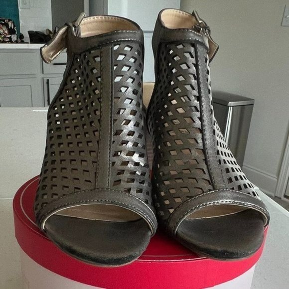 Liz Claiborne | Shoes | Liz Claiborne Metaliic Gemma Shooties Womans ...